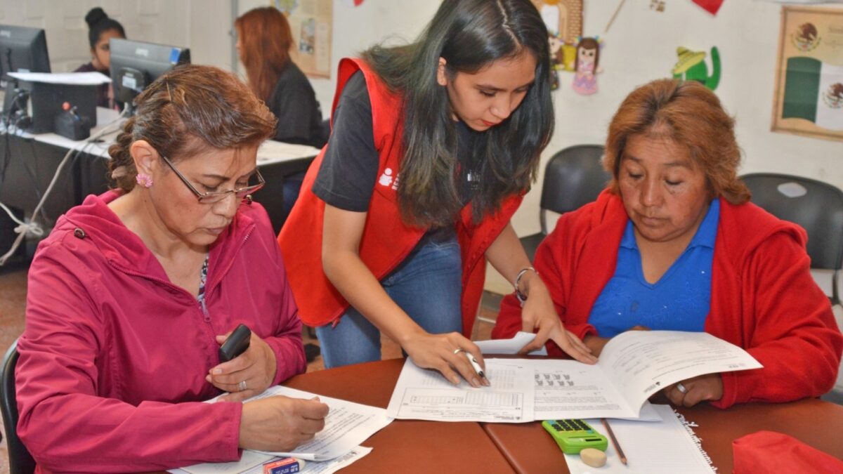 Adultos fortalecen su educación y transforman su futuro